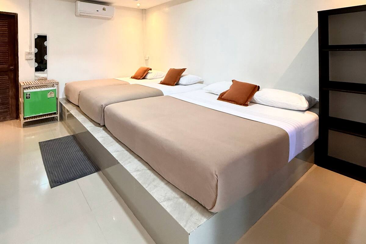 Quarto Triplo Standard | Roupa de alta qualidade, cofre no quarto, com decoração personalizada