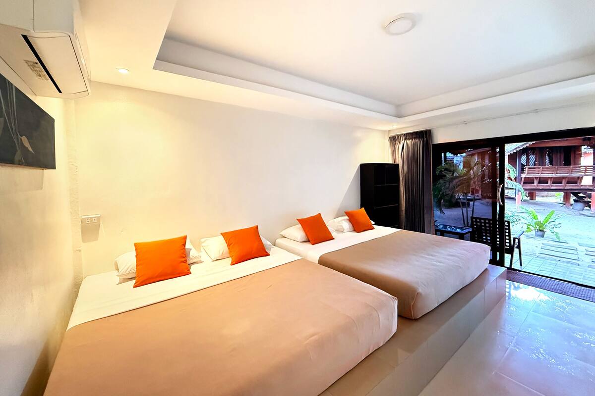 Quarto Quádruplo Standard | Roupa de alta qualidade, cofre no quarto, com decoração personalizada