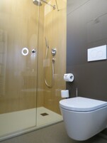 Quarto Duplo Standard | Casa de banho | Um polibã, um secador de cabelo, toalhas fornecidas