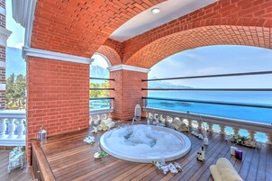 Queen Beatrix with Jakuzzi | Banheira de hidromassagem