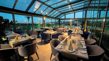 Café da manhã com buffet todos os dias (EUR 20 por pessoa)