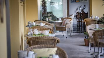 Café da manhã com buffet grátis todos os dias