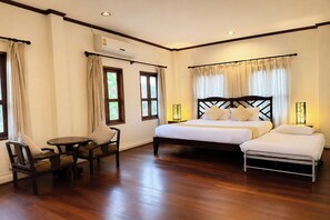 Grand Deluxe Family Room | Cofres nos quartos, escrivaninha, cortinas blackout