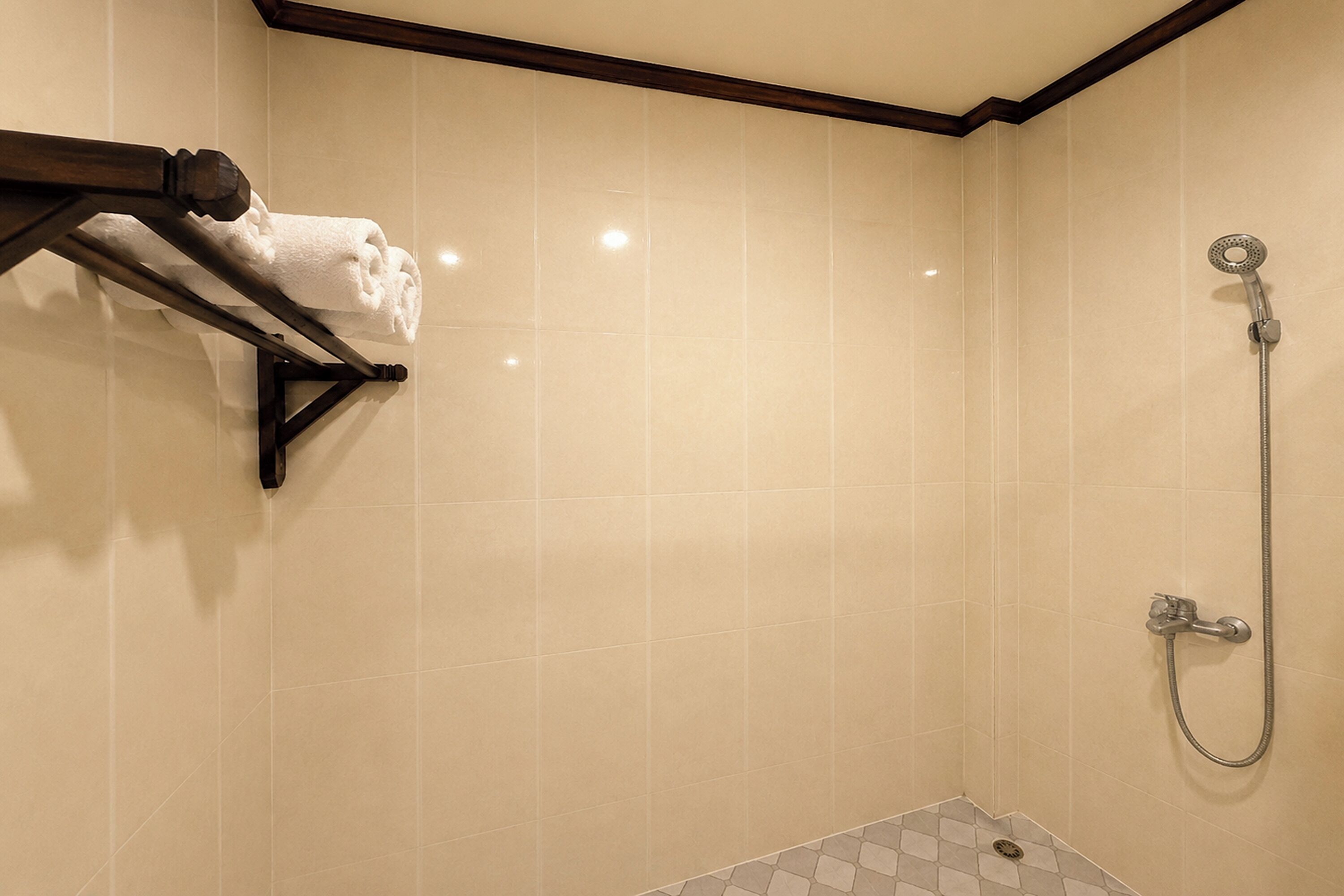 Grand Deluxe Family Room | Banheiro | Chuveiro, produtos de toalete grátis, secador de cabelo 