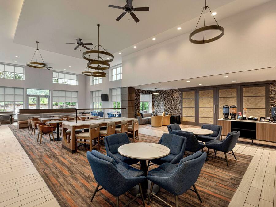 Café da manhã com buffet grátis todos os dias