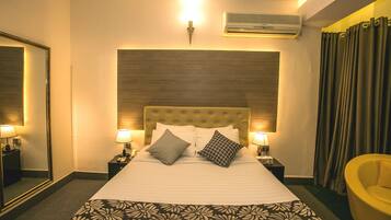 Quarto Duplo Deluxe | 1 quarto, minibar, cofre com capacidade para portátil, secretária