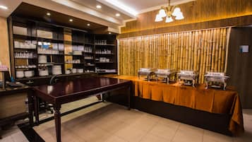 Café da manhã completo grátis todos os dias