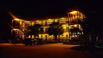 Fachada da propriedade à noite