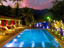 Piscina exterior, da(s) 08:00 à(s) 22:00, guarda-sóis, espreguiçadeiras 