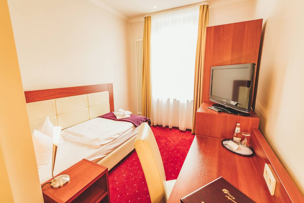 Roupa hipoalergénica, minibar, cofre no quarto, secretária 