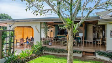 Pequenos-almoços servidos, cozinha internacional, junto à piscina