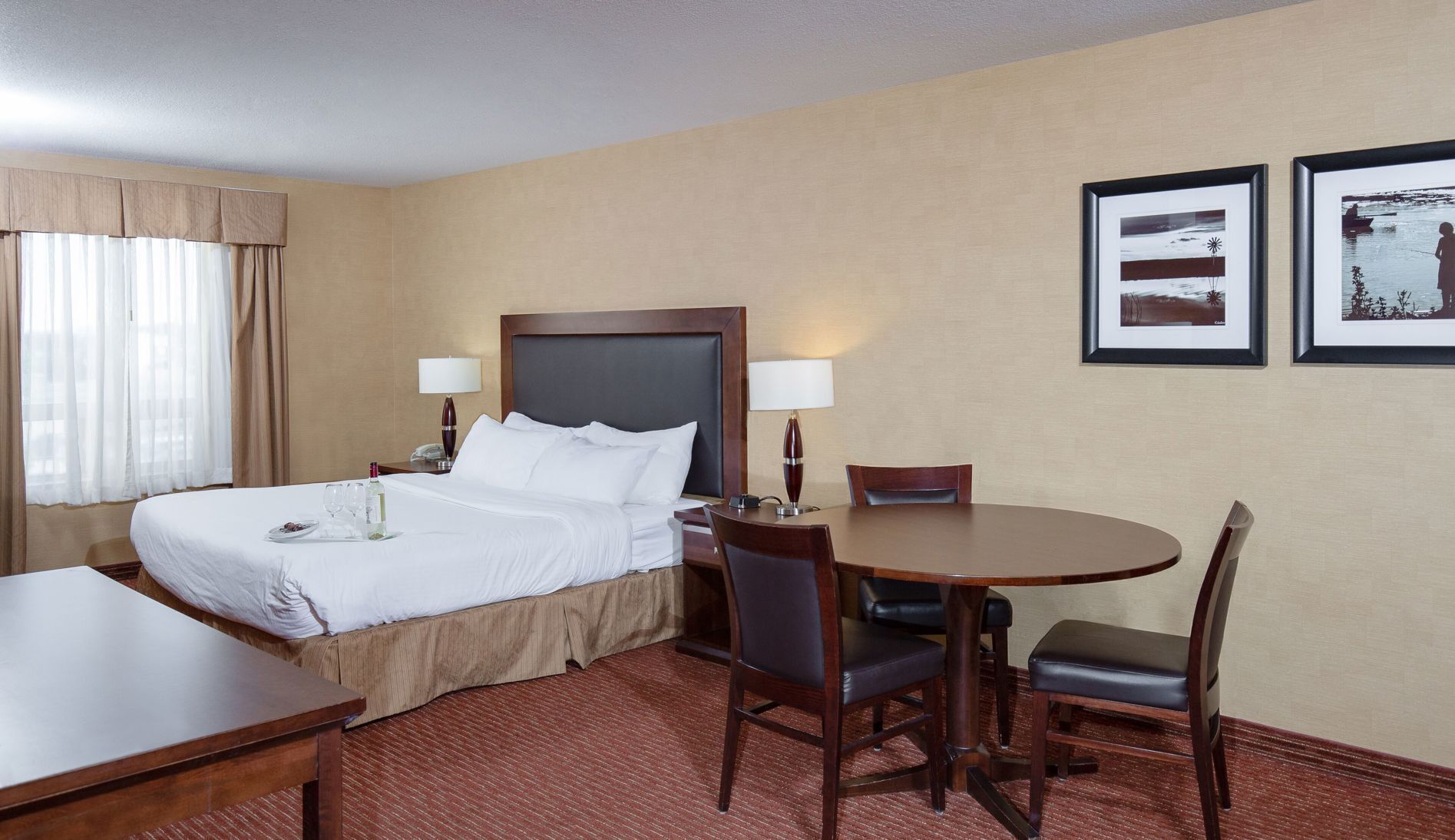 Roupas de cama premium, camas com colchões pillow-top, escrivaninha