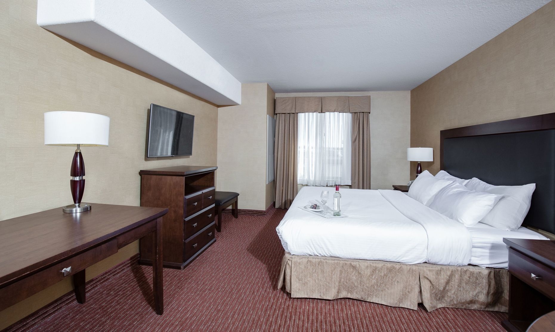 Roupas de cama premium, camas com colchões pillow-top, escrivaninha