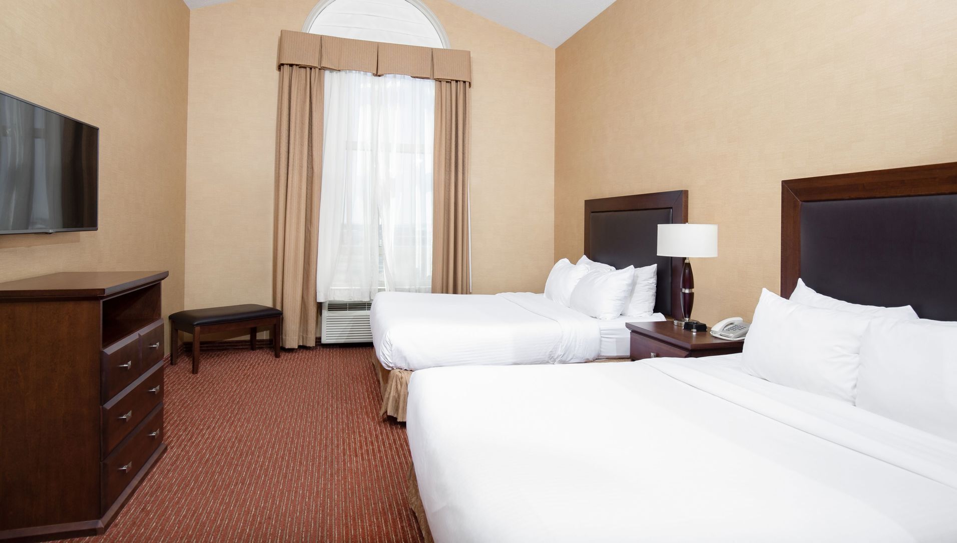 Roupas de cama premium, camas com colchões pillow-top, escrivaninha