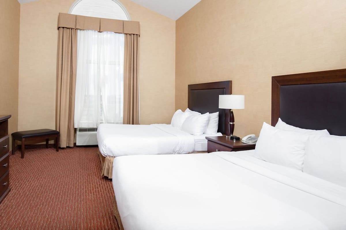 Roupas de cama premium, camas com colchões pillow-top, escrivaninha