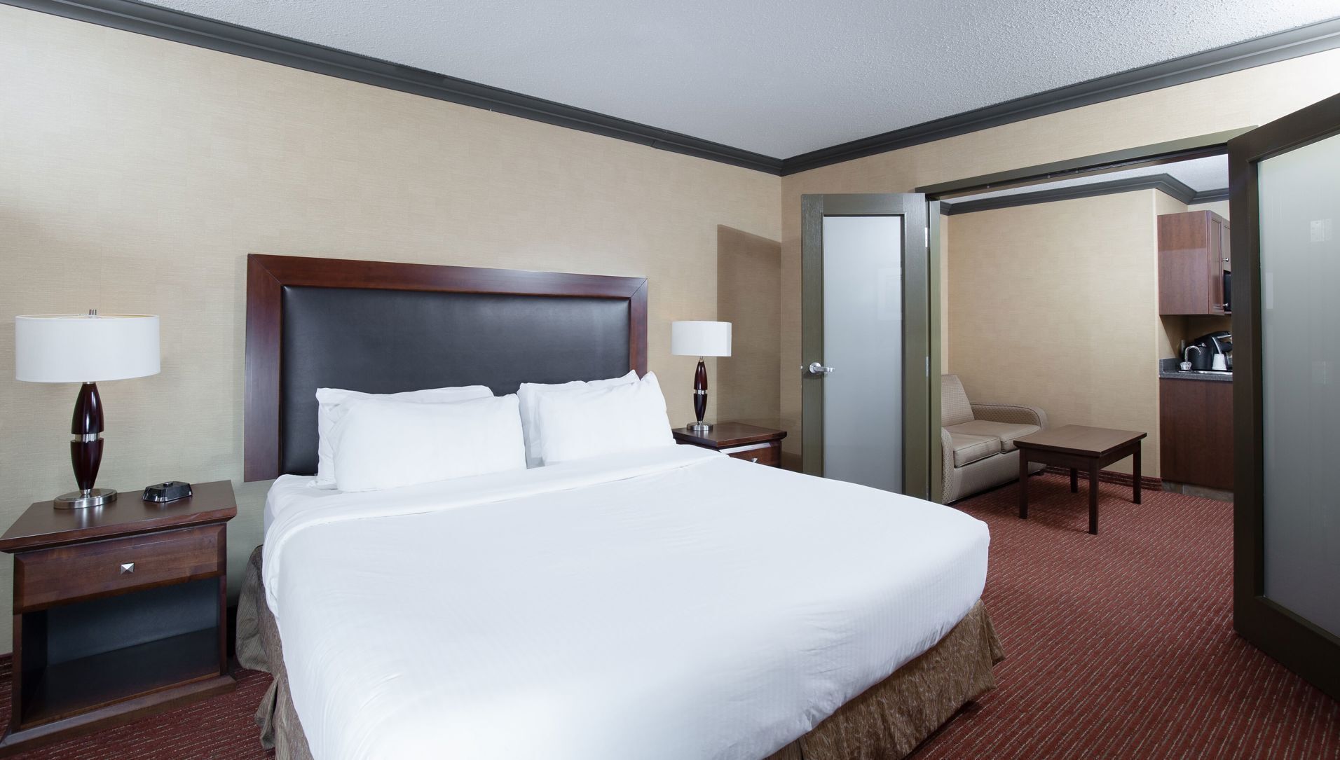 Roupas de cama premium, camas com colchões pillow-top, escrivaninha