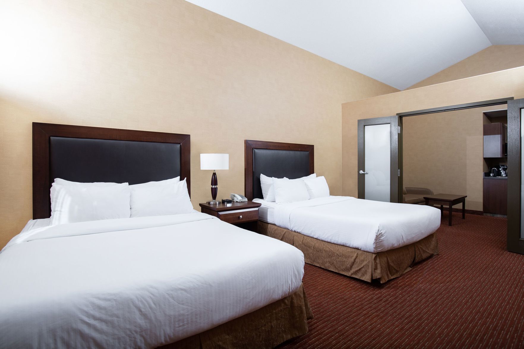 Roupas de cama premium, camas com colchões pillow-top, escrivaninha