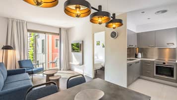 Apartamento Comfort, 2 quartos, cozinha, Vista para a cidade | Sala de estar | Televisor de ecrã plano de 37 polegadas com canais via satélite