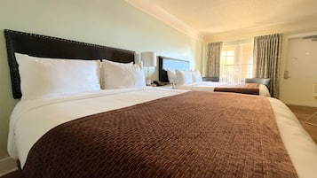Quarto Standard, 2 camas queen-size, não fumadores, no rés do chão | Roupa de alta qualidade, secretária, ferro/tábua de engomar