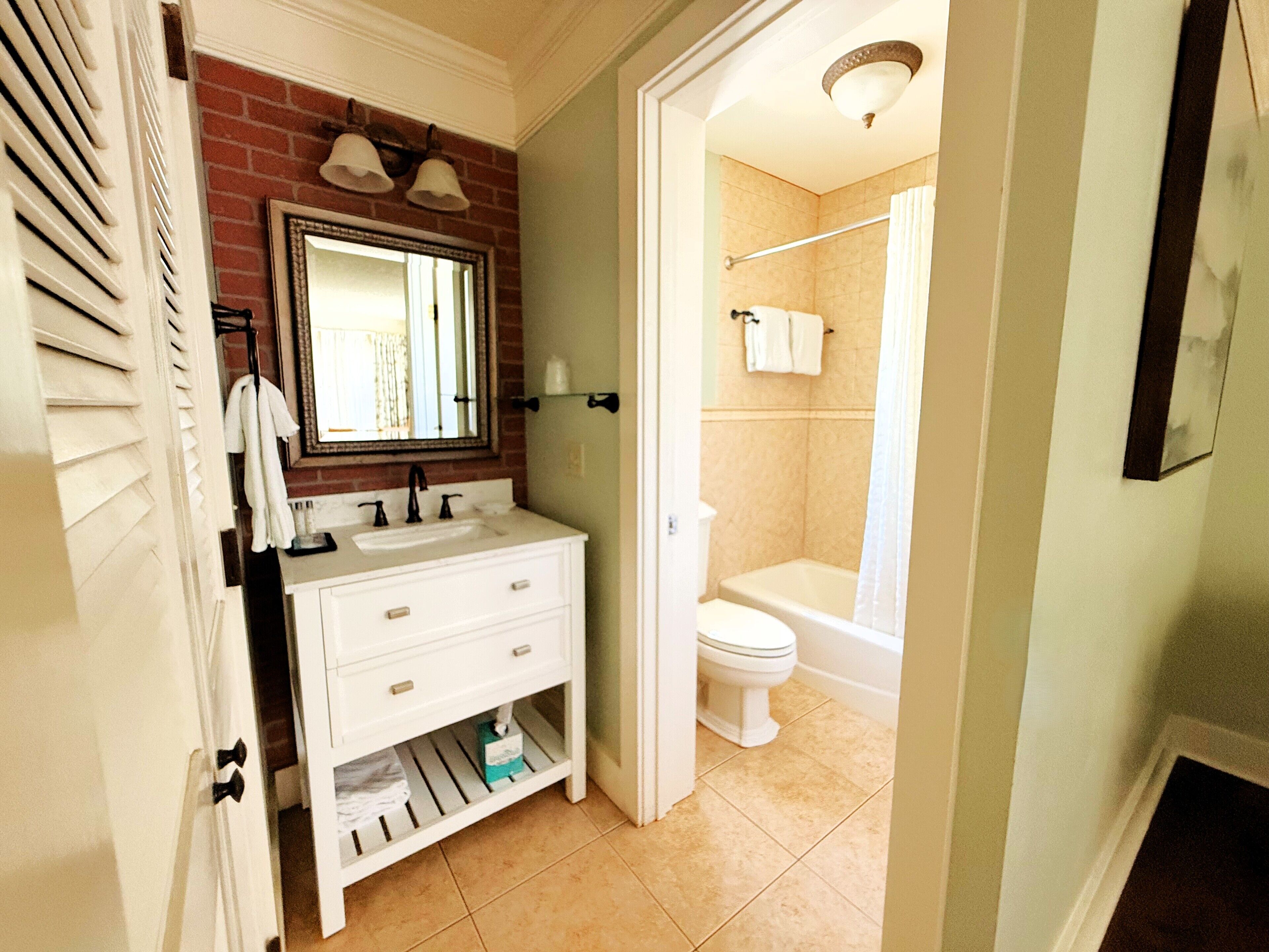 Quarto Standard, 1 cama king-size, não fumadores, no canto | Casa de banho | Uma combinação polibã/banheira, artigos de higiene pessoal grátis 