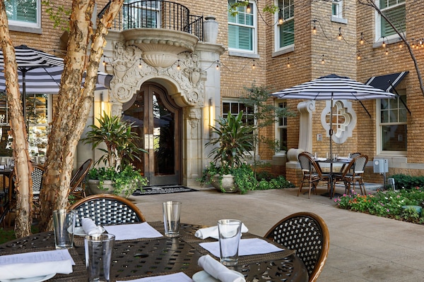 Pequenos-almoços, almoços, jantares servidos, cozinha americana