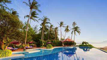Piscina externa, guarda-sóis, espreguiçadeiras