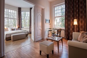 Suite | Roupa hipoalergénica, minibar, cofre com capacidade para portátil 