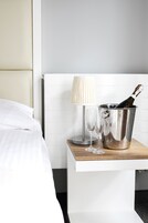 1 quarto, cofre no quarto, secretária, ferro/tábua de engomar