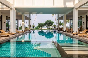 Piscina exterior, guarda-sóis, espreguiçadeiras 