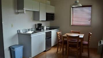 Suíte, 2 camas Queen, cozinha americana, vista para a montanha | Escrivaninha, quartos à prova de som, ferros/tábuas de passar roupa
