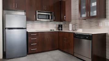 Geladeira, micro-ondas, cooktop, lava-louças