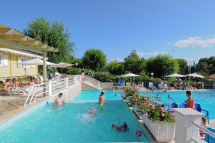 2 piscinas externas, funciona das 9h30 às 19h, guarda-sóis