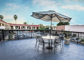 Terraço com espreguiçadeiras