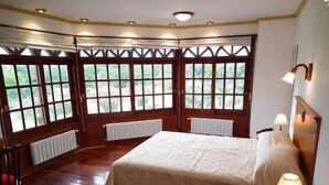 Roupa de alta qualidade, cofre no quarto, berços/camas para crianças