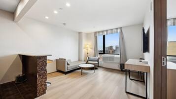 Edredões de penas, secretária, ferro/tábua de engomar