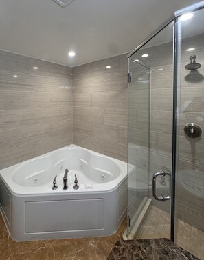 Quarto premium, 1 cama King, para não fumantes, banheira de hidromassagem | Banheiro | Chuveiro/banheira combinados, produtos de toalete grátis