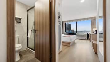 Edredões de penas, secretária, ferro/tábua de engomar