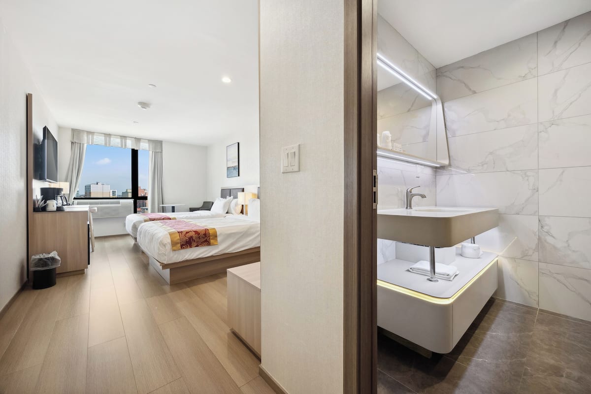 Quarto luxo, 2 camas de casal, para não fumantes | Escrivaninha, ferros/tábuas de passar roupa