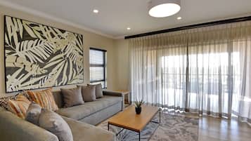 Casa de Luxo, 2 quartos | Sala de estar | Televisor LCD de 32 polegadas com canais via satélite