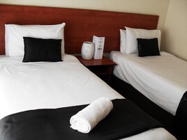 Cofre no quarto, secretária, cortinas/cortinados opacos 