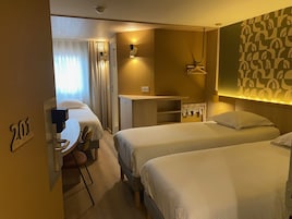 Quarto triplo | Individualmente decorados, individualmente mobiliados, escrivaninha