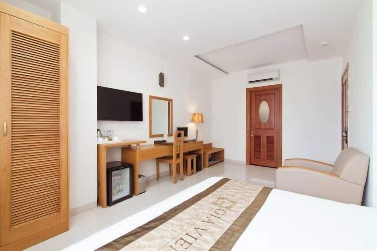 Minibar com produtos grátis, cofre com capacidade para portátil