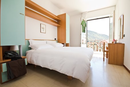 Quarto casal | Cofres nos quartos, escrivaninha, berƧos grƔtis, Wi-Fi de cortesia