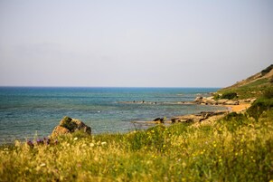 Praia particular nas proximidades, espreguiçadeiras, guarda-sóis 
