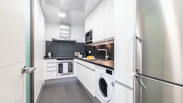 Cobertura, vista para o pátio | Cozinha privada | Geladeira grande, micro-ondas, fogão, cooktop