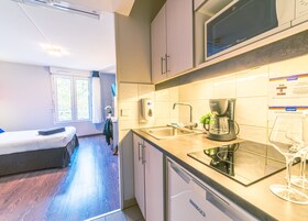 Estúdio standard | Cozinha privada | Geladeira, micro-ondas, cooktop, chaleira elétrica