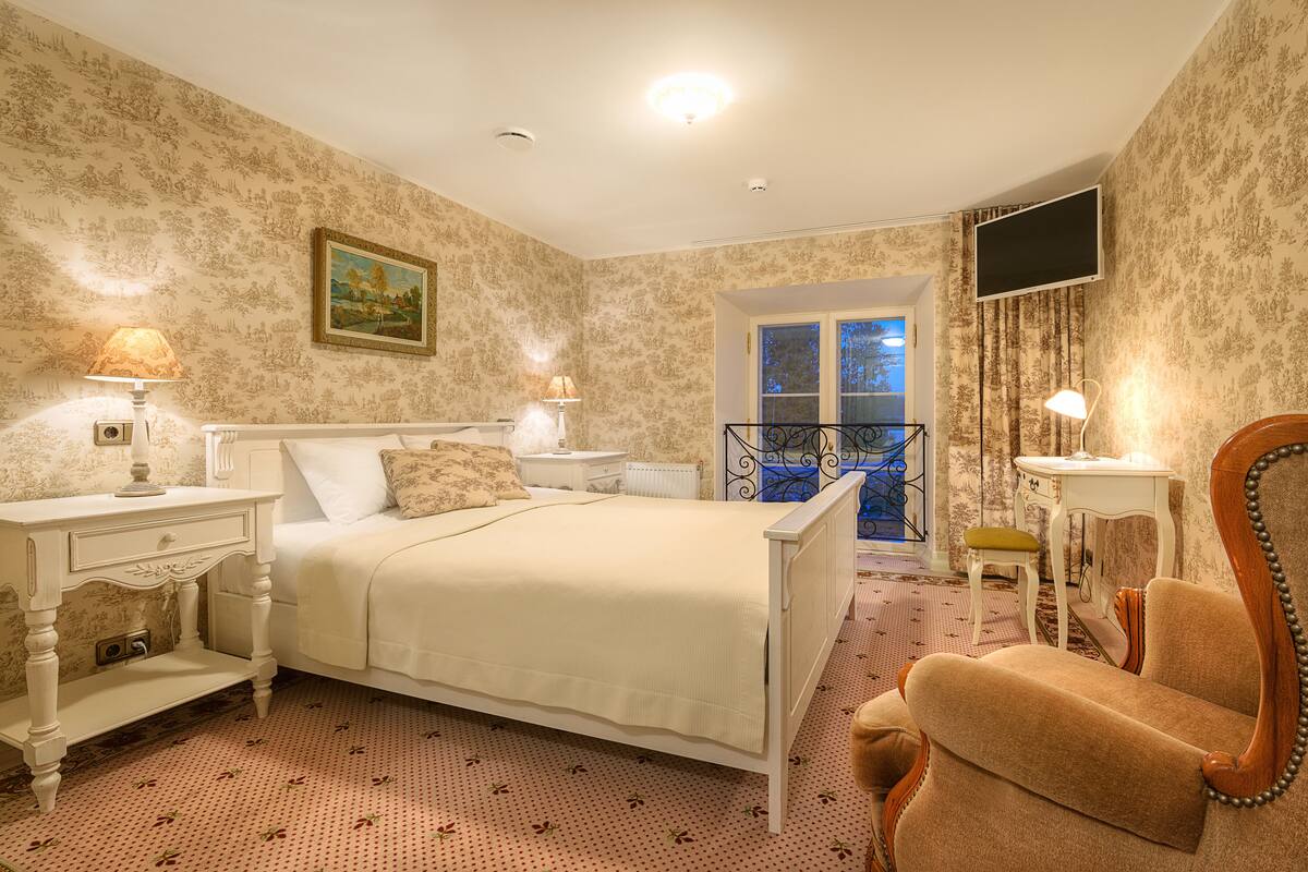 Quarto Duplo Deluxe | Roupa de alta qualidade, minibar, cofre no quarto, secretária 