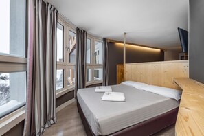 Quarto Quádruplo Superior | Cofre no quarto, secretária, roupa de cama fornecida 
