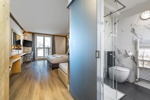 Quarto triplo superior | Cofres nos quartos, escrivaninha, roupa de cama