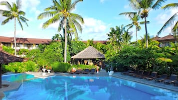 Piscina externa, espreguiçadeiras